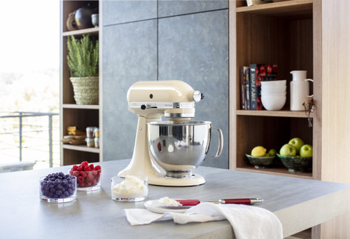 PLANETARIA CON TESTA RECLINABILE 4,8 L - ARTISAN - Crema | KitchenAid IT