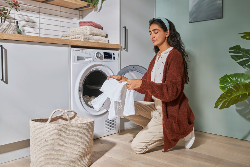 Freestanding tumble dryer Hotpoint NT M11 82XB UK