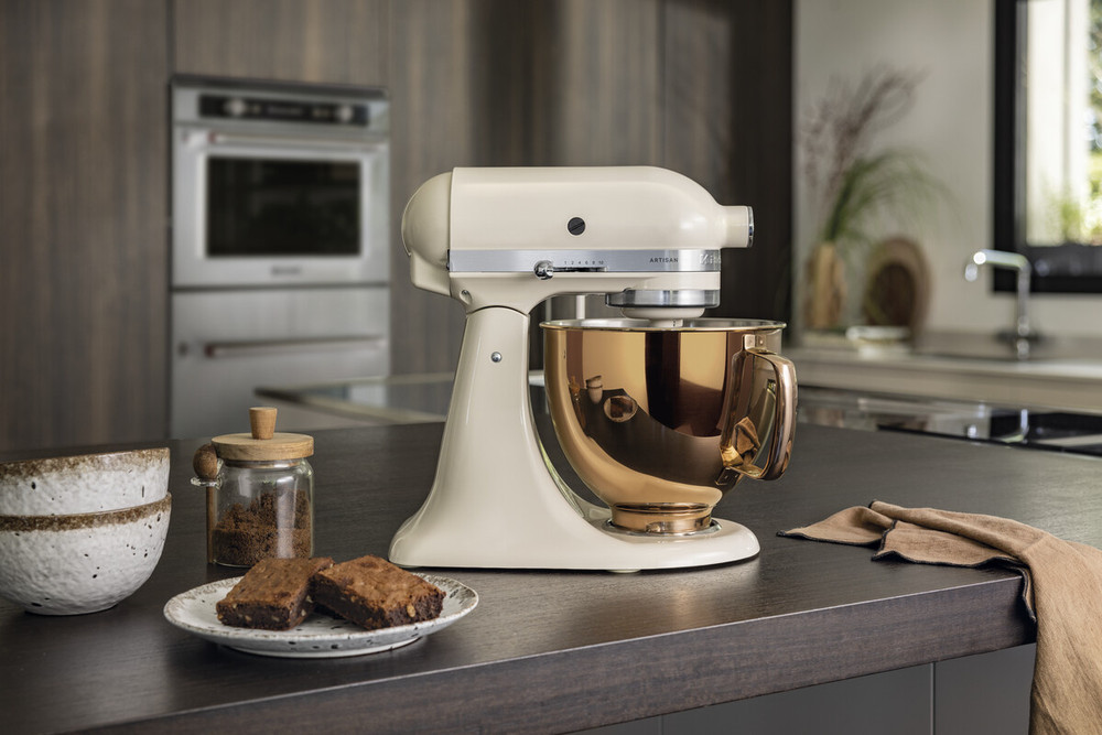 MIXER TILT-HEAD 4.7L - ARTISAN BY YOU - Almond Cream | KitchenAid UK